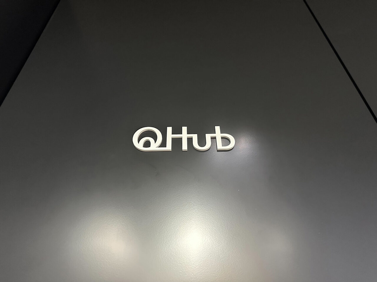 九州博報堂が創設したマルチスペース『九州しあわせ共創ハブ「QHub」』で、ライスレジン®製品が紹介されました。 | バイオマスレジンホールディングス